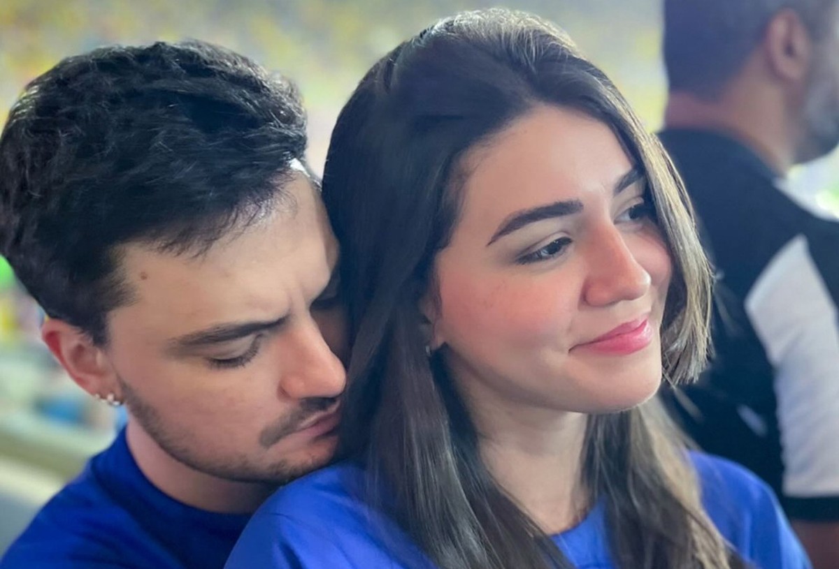 Felipe Neto e a namorada posam agarradinhos: 'Somos gostosos'
