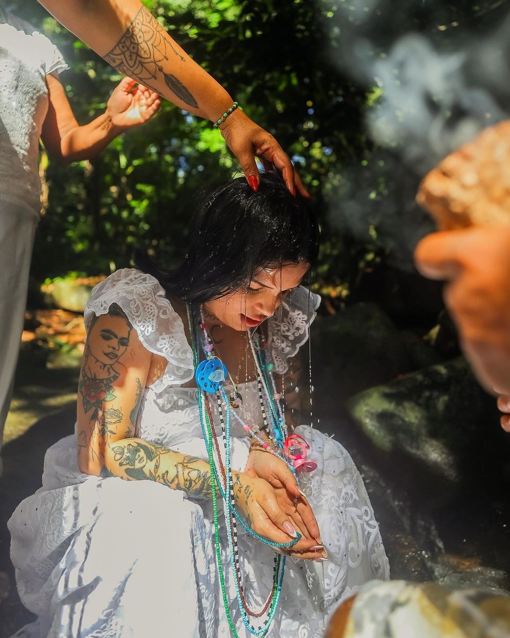 Delacruz se casa com a irmã da ex-BBB Maria em cerimônia da umbanda