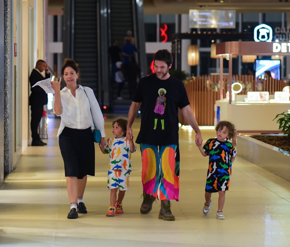 Fabiula Nascimento e Emílio Dantas passeiam com filhos gêmeos no Rio; fotos