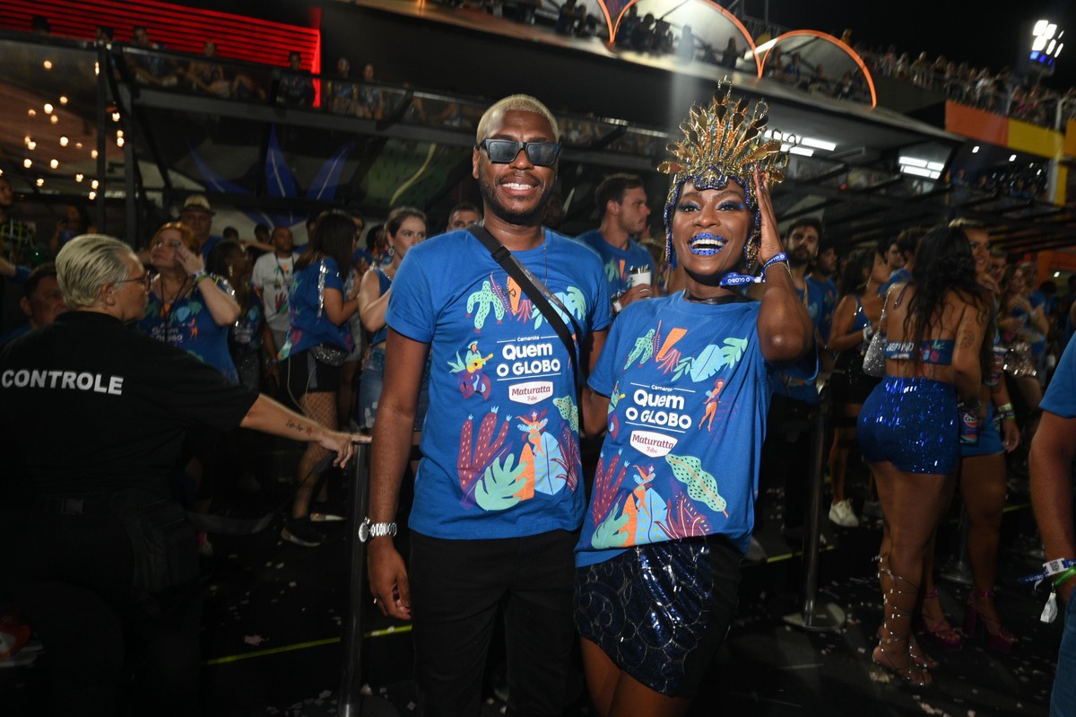 Jeniffer Dias se emociona no desfile da Mangueira e exalta Alcione