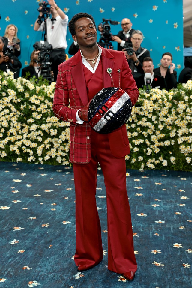 Met Gala 2025: Astro de novo filme com Brad Pitt usa traje de piloto de ...