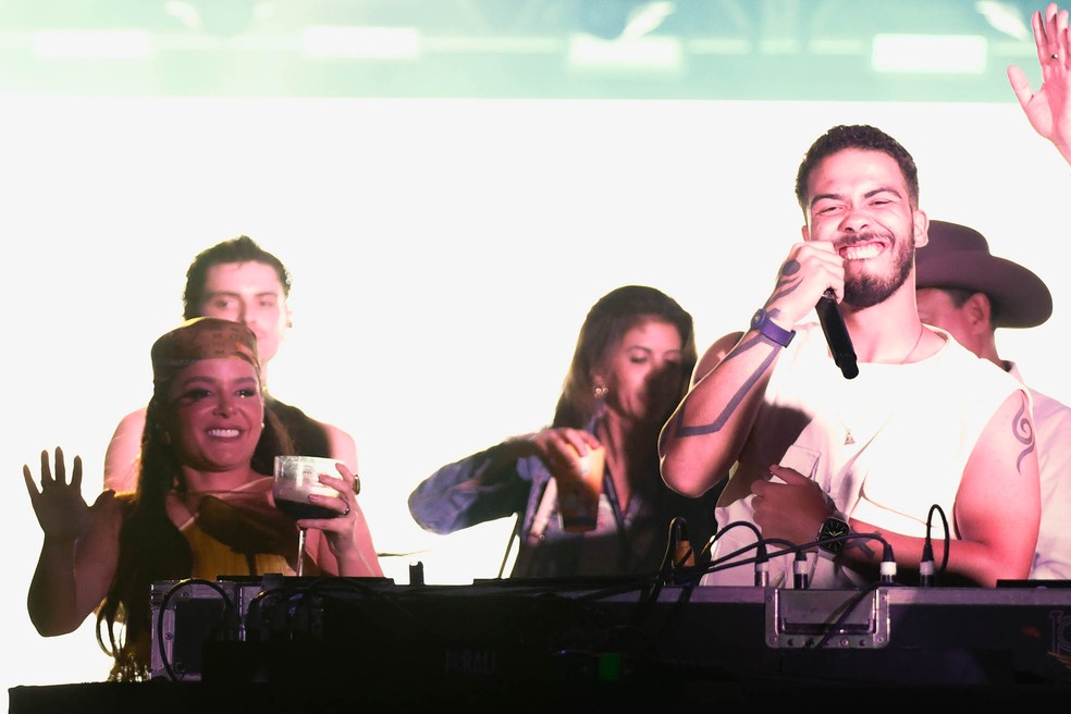 Maraisa 'se joga' no set de DJ Ronald em encerramento de navio com a ...