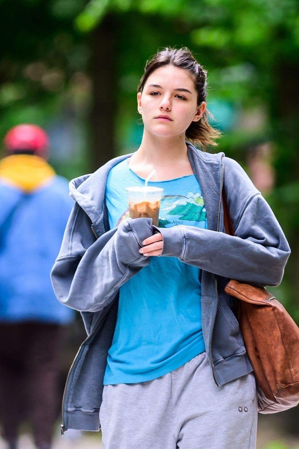 Filha De Tom Cruise Suri é Clicada Em Meio à Sua Tranquila Rotina