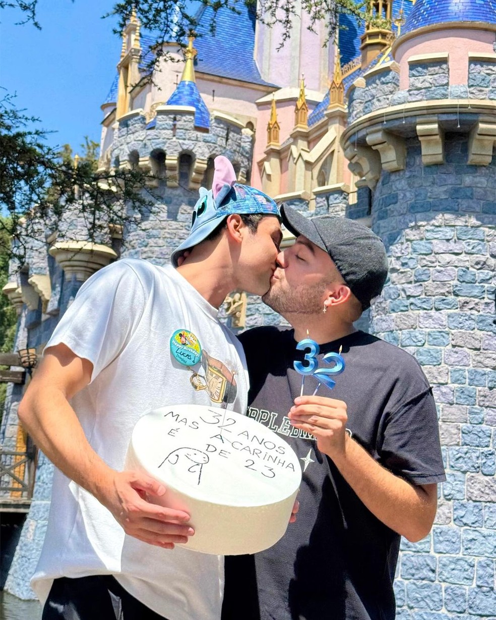 Lucas Rangel comemora aniversário do noivo na Disney