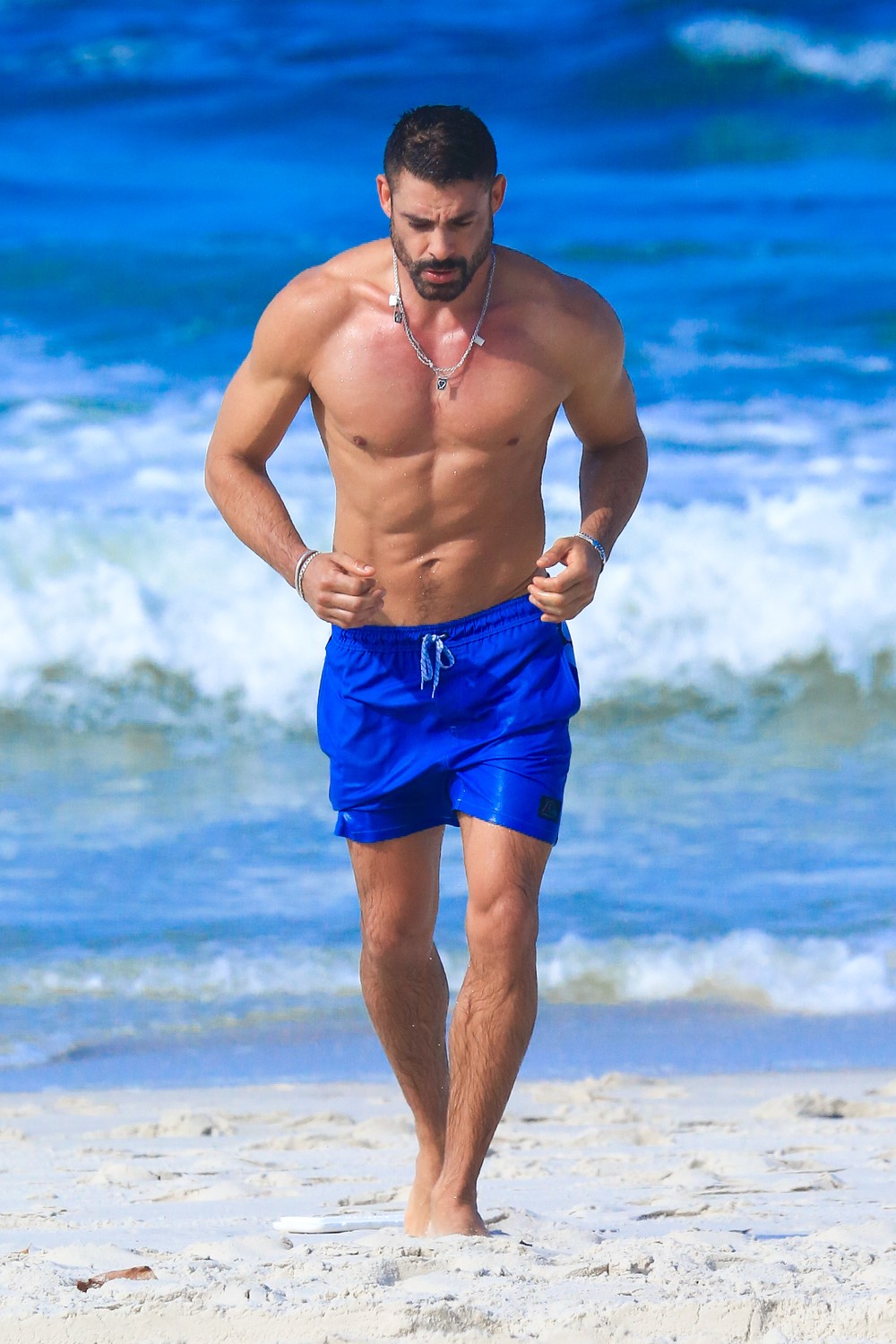 Cauã Reymond surge com semblante sério ao curtir mergulho no mar