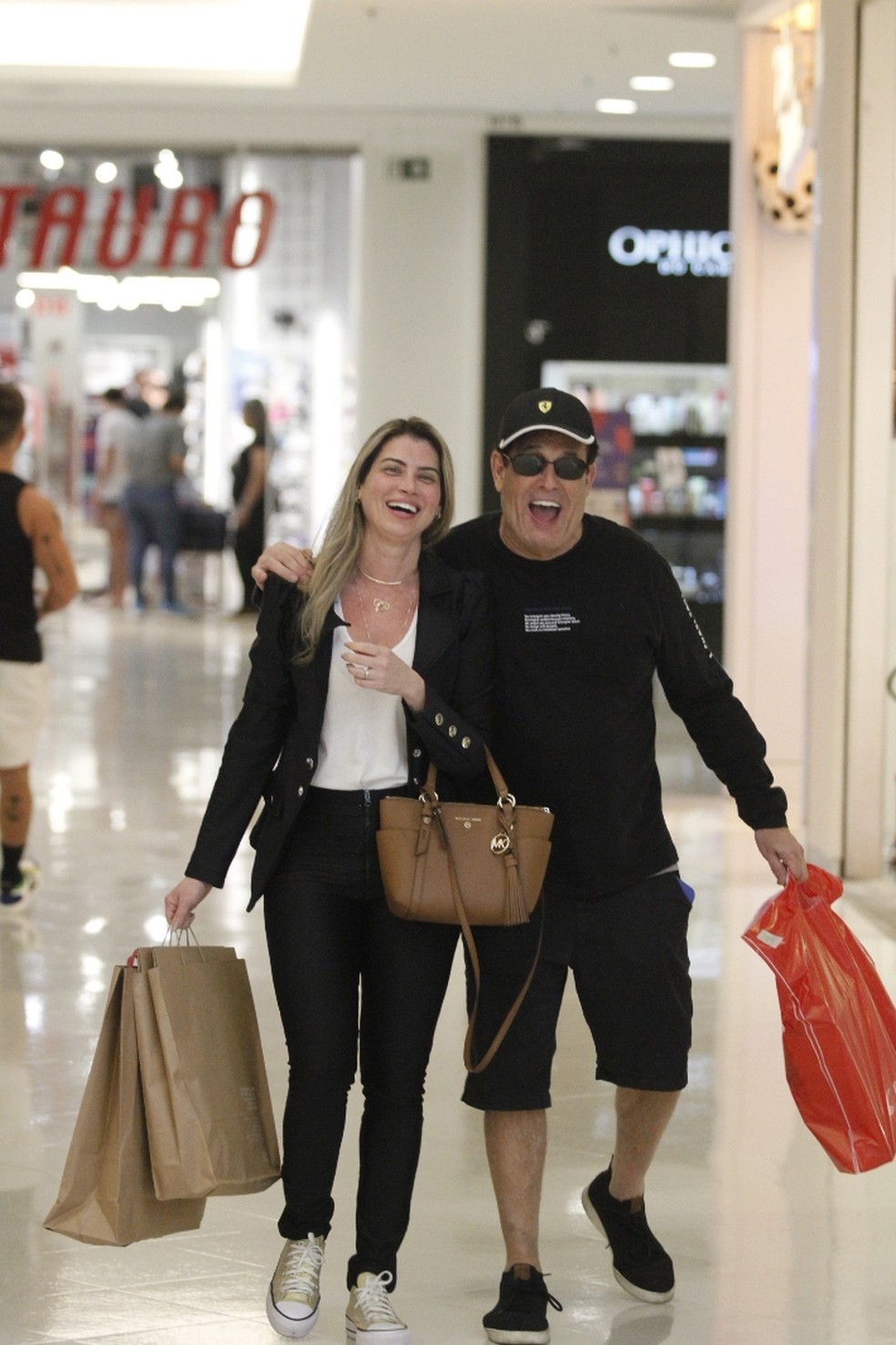 Sérgio Mallandro se diverte em dia de compras com a namorada no Rio