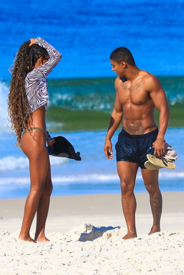 Galã de 'Dona de Mim', Humberto Morais se refresca em praia do Rio