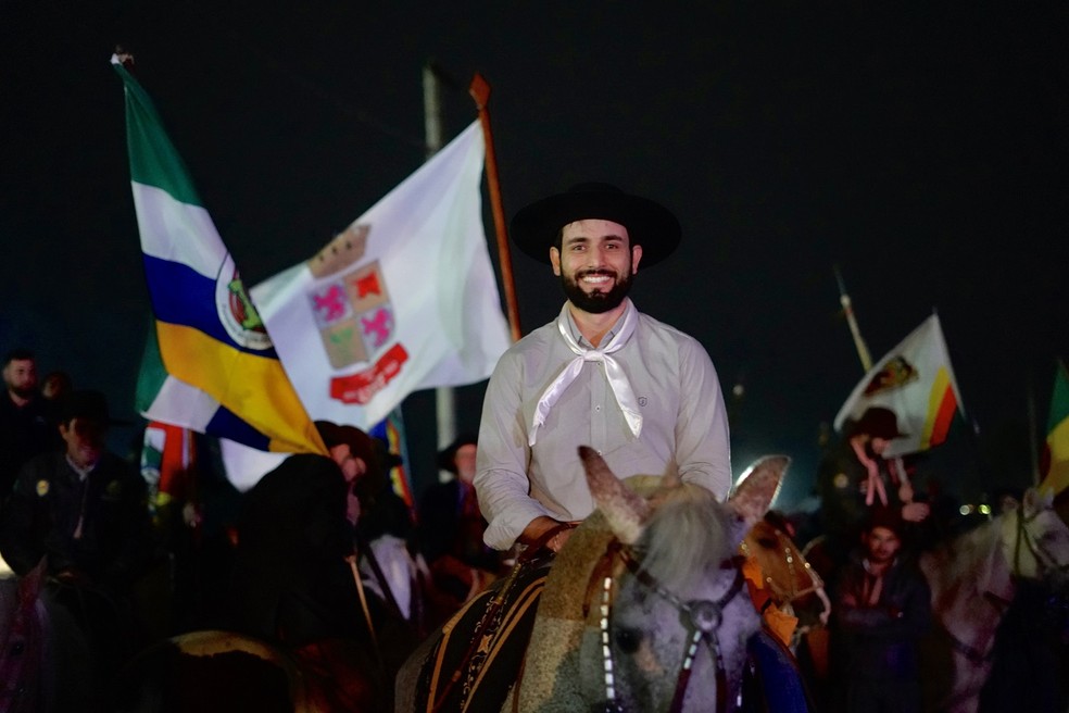 Ex-BBB Matteus participa da cerimônia do fogo da Chama Crioula