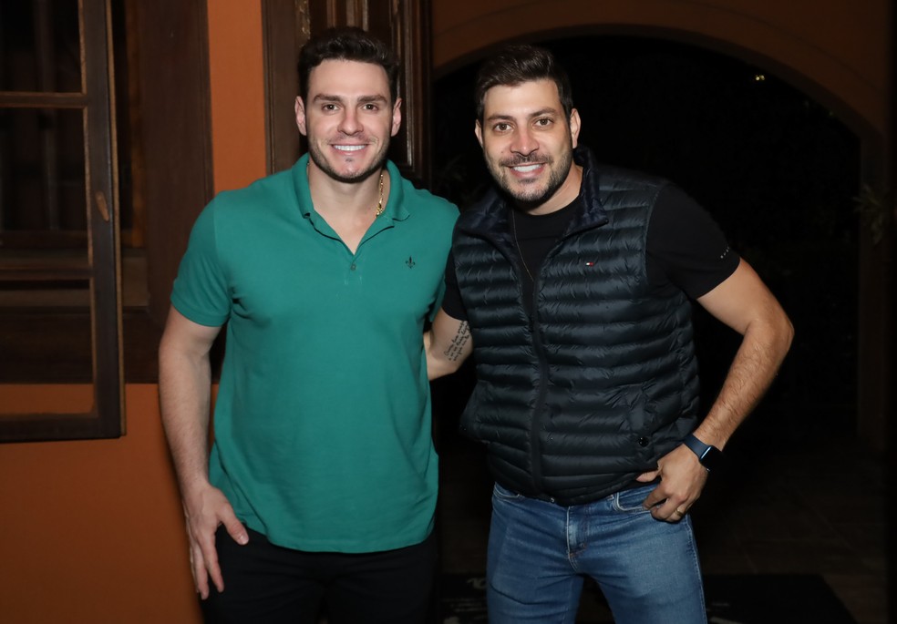 Solteiro, ex-BBB Gustavo Cowboy volta a curtir noitada com Caio Afiune