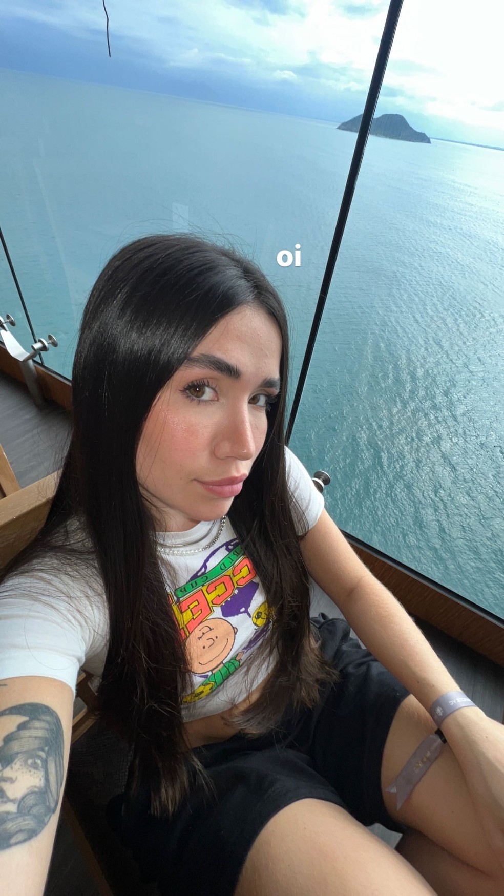 Cantora Yasmin Santos é vista com a nova namorada no Navio Numanice