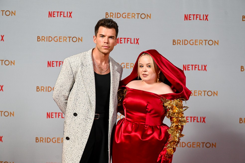 Nicola Coughlan e Luke Newton, de 'Bridgerton', recebem fãs para baile ...