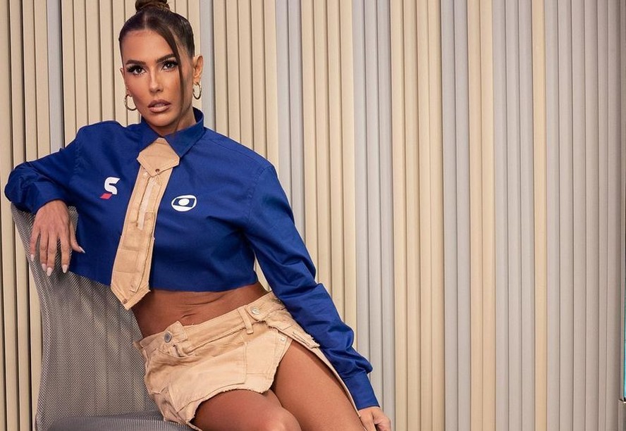Deborah Secco aposta em gravata para novo figurino para 'Tá na Copa'