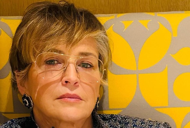 Sharon Stone relata agressão física que a deixou com costelas fraturadas