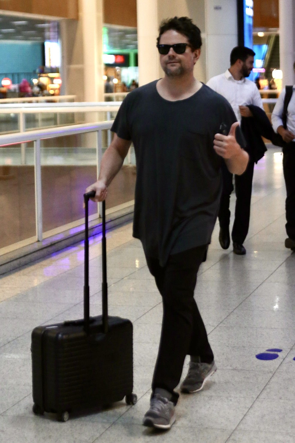 Selton Mello dá show de simpatia em aeroporto no Rio; fotos