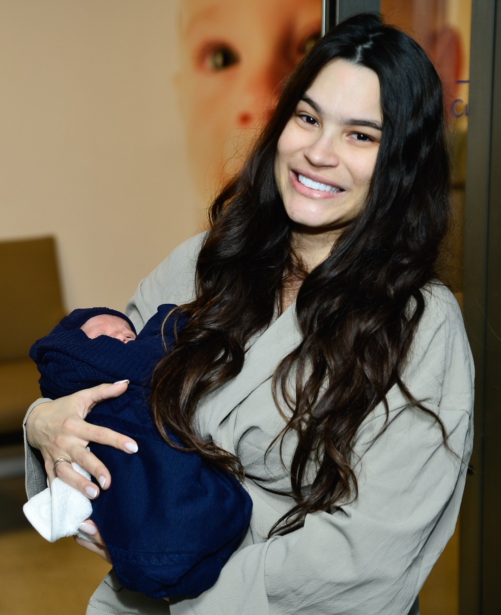 Raissa Barbosa deixa a maternidade com o segundo filho, Luan Ravi; fotos