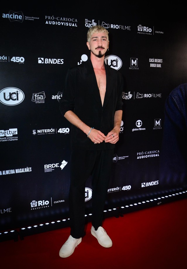 Johnny Massaro e Bárbara Paz trocam selinhos em première no Rio