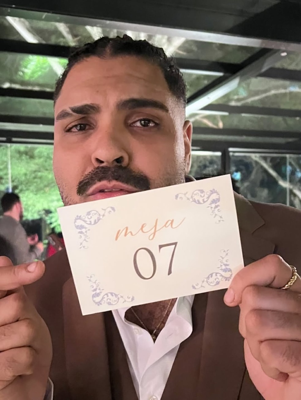 Com noiva grávida, influenciador Gusta se casa e reúne famosos em festa