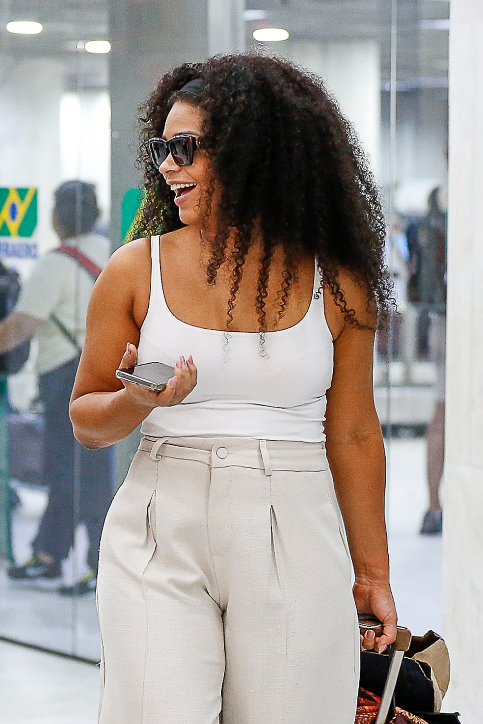 Juliana Alves desembarca com look de alfaiataria no Rio de Janeiro