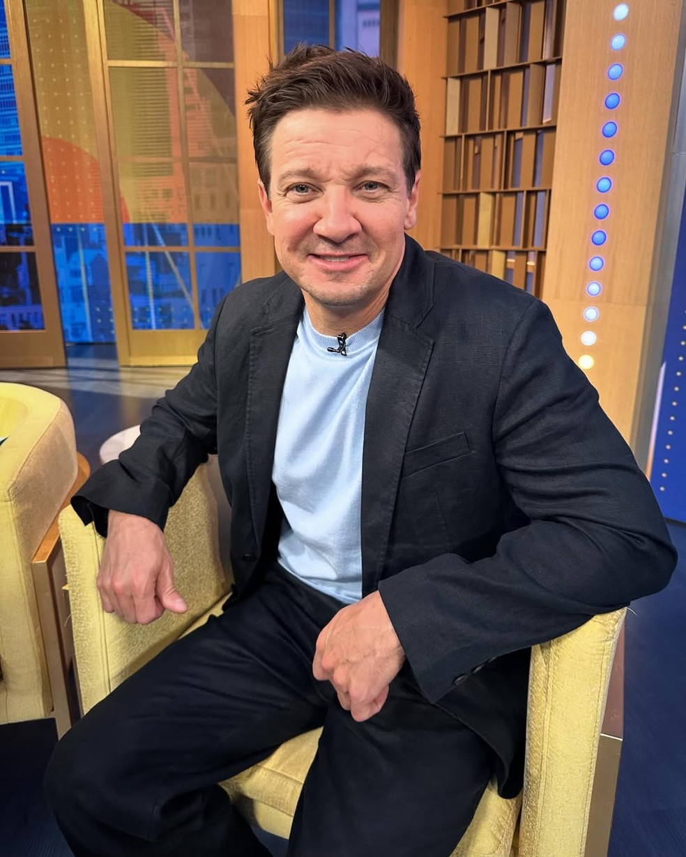 Jeremy Renner celebra 'renascimento' dois anos após acidente gravíssimo ...