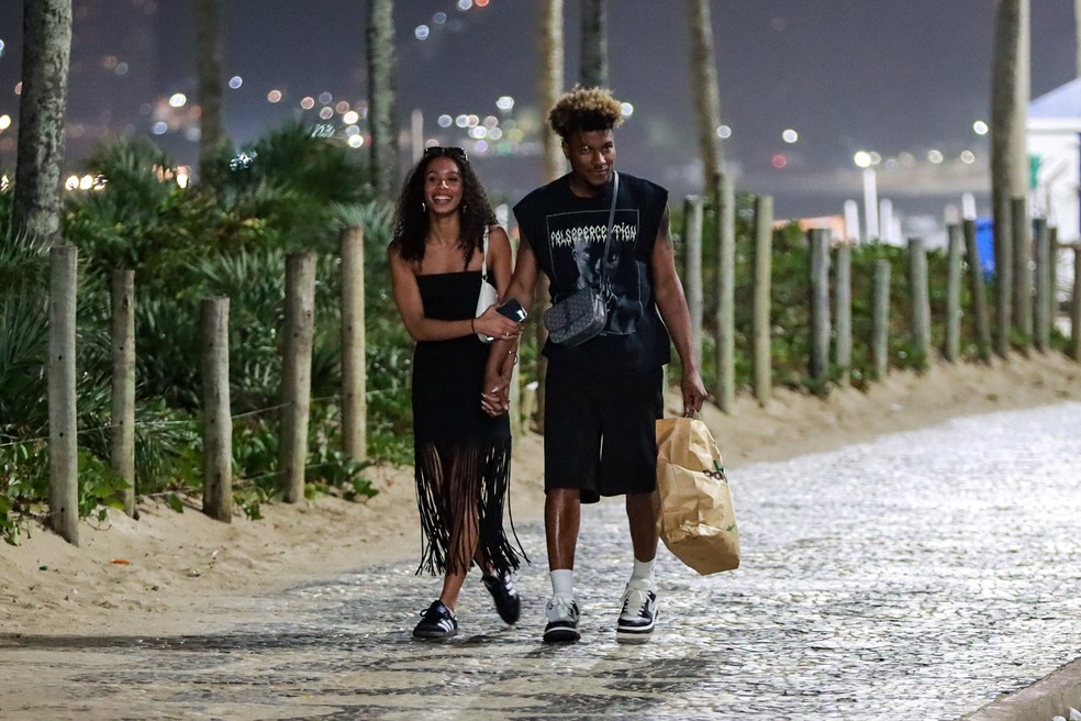 Astro da NBA Miles McBride curte viagem ao Rio com a namorada brasileira