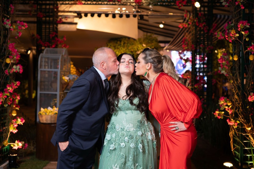 Veja fotos oficiais da festa de 15 anos de Maysa, filha de Tania Mara e ...