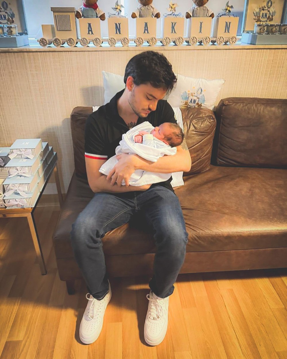 Luccas Neto mostra primeiras fotos do segundo filho e revela nome curioso