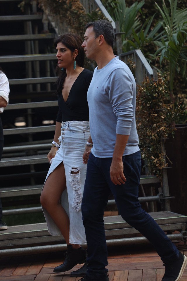 Discretos, Andréia Sadi e André Rizek curtem show agarradinhos