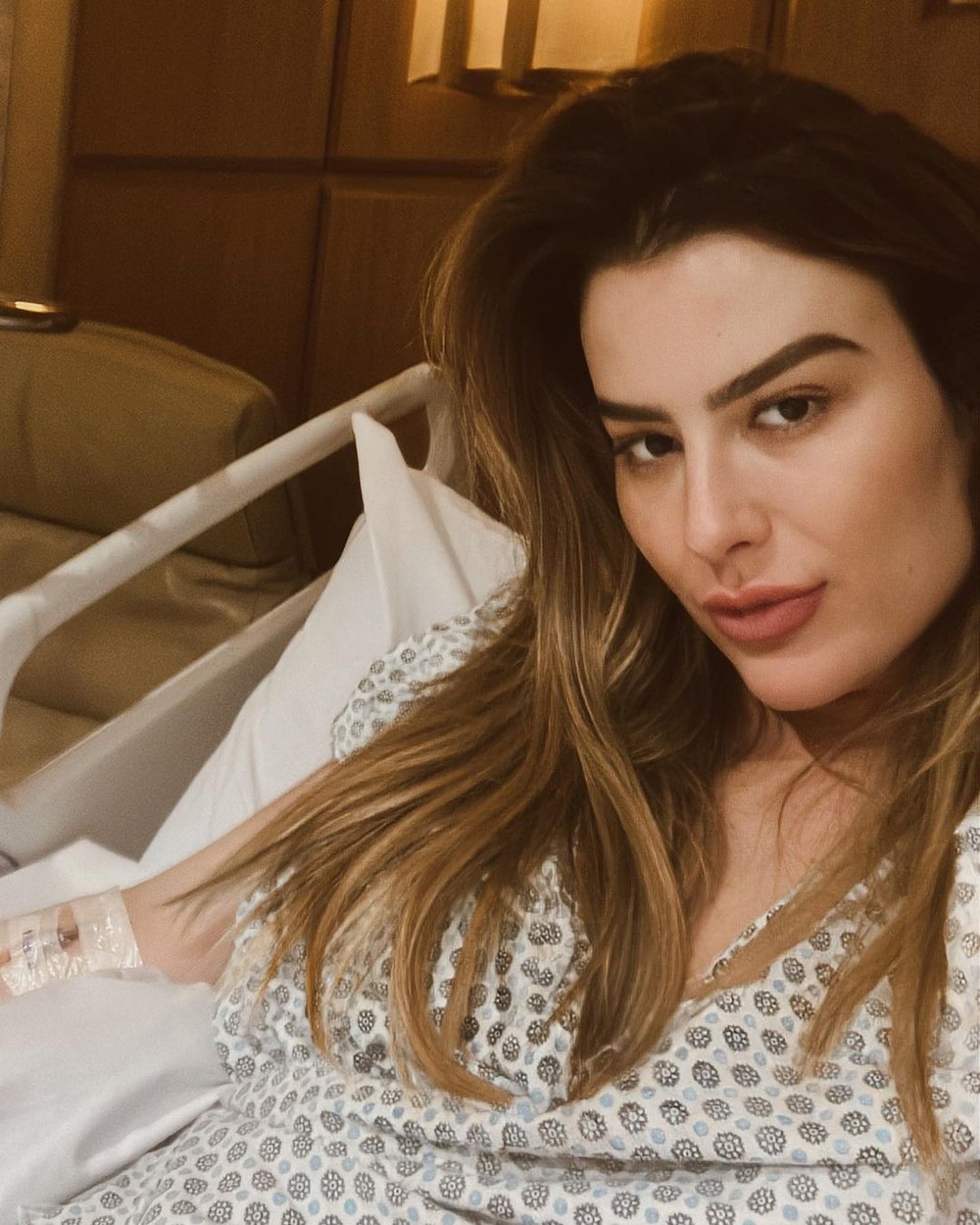 Após gerar polêmica com decote, Fernanda Keulla é internada
