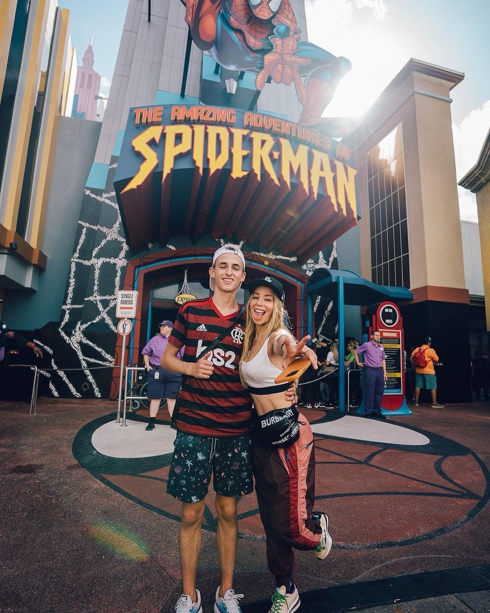 Danielle Winits celebra aniversário de 15 anos do filho mais velho em Orlando: 'Meu par'