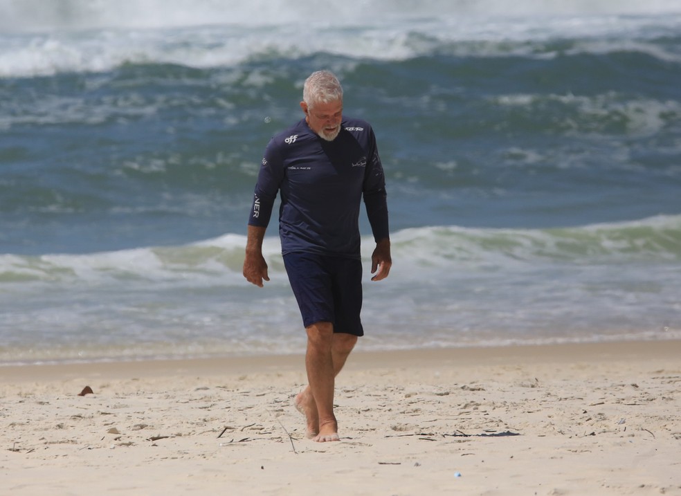 Raul Gazolla curte manhã de Natal caminhando sorridente na praia