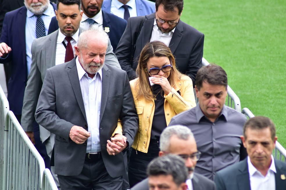 Presidente Lula e Janja se despedem de Pelé em velório na Vila Belmiro