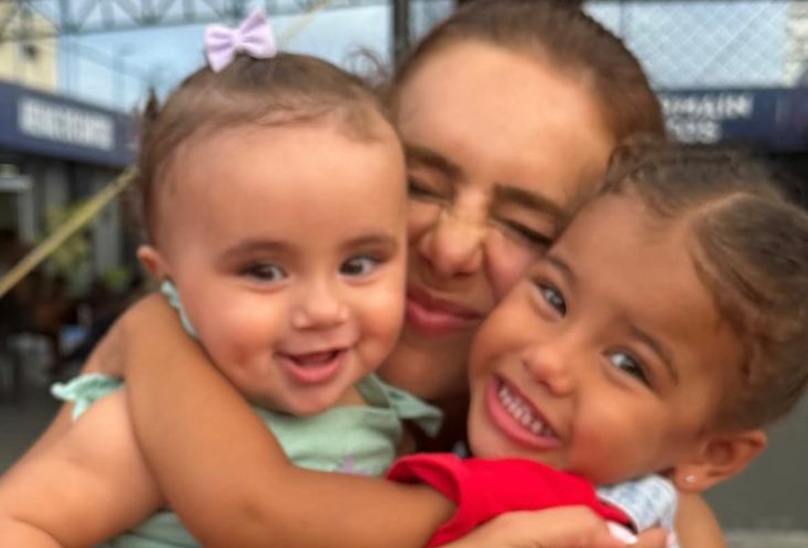 Fofura! Bruna Biancardi encanta ao posar em abraço triplo com Mavie e Mel