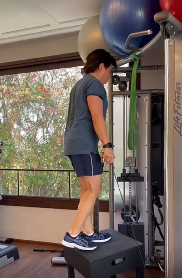 Xororó treina em academia particular, e Sandy incentiva o pai