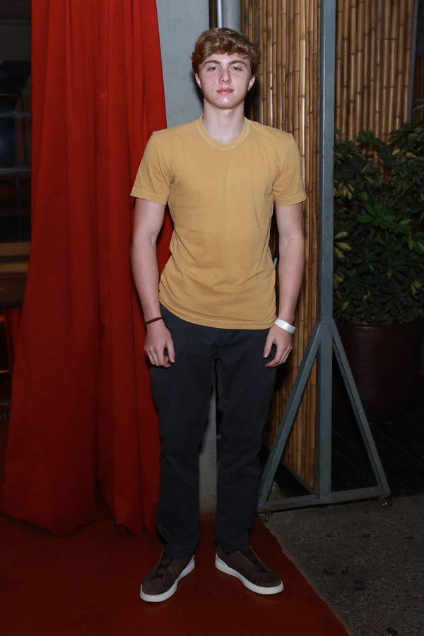 Com os avós, Benicio Huck prestigia show do tio, irmão de Luciano Huck