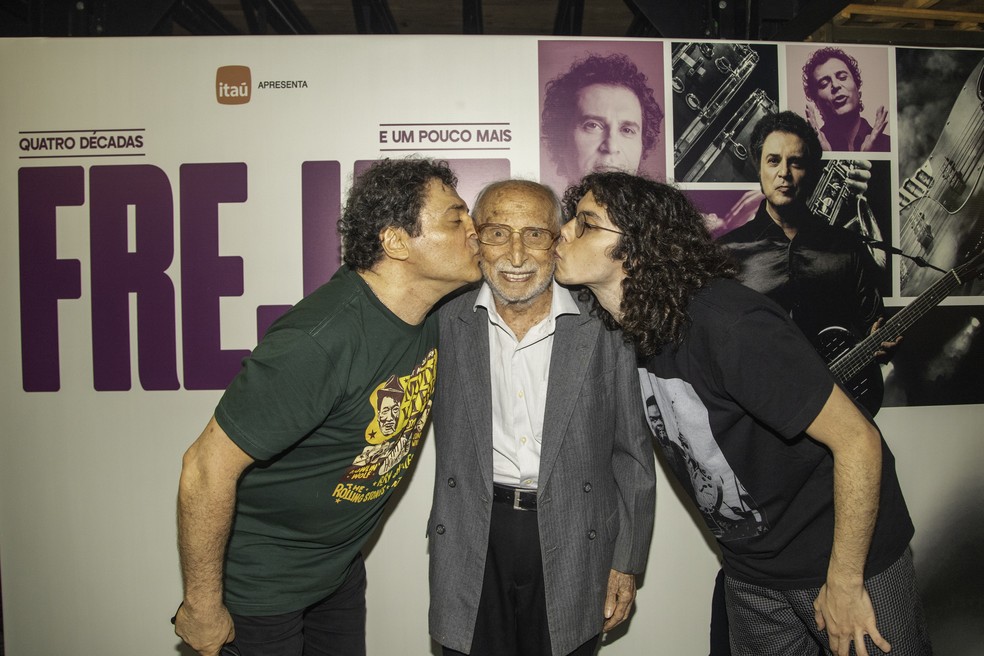 Frejat recebe o pai, de 102 anos, na plateia de seu show no Rio