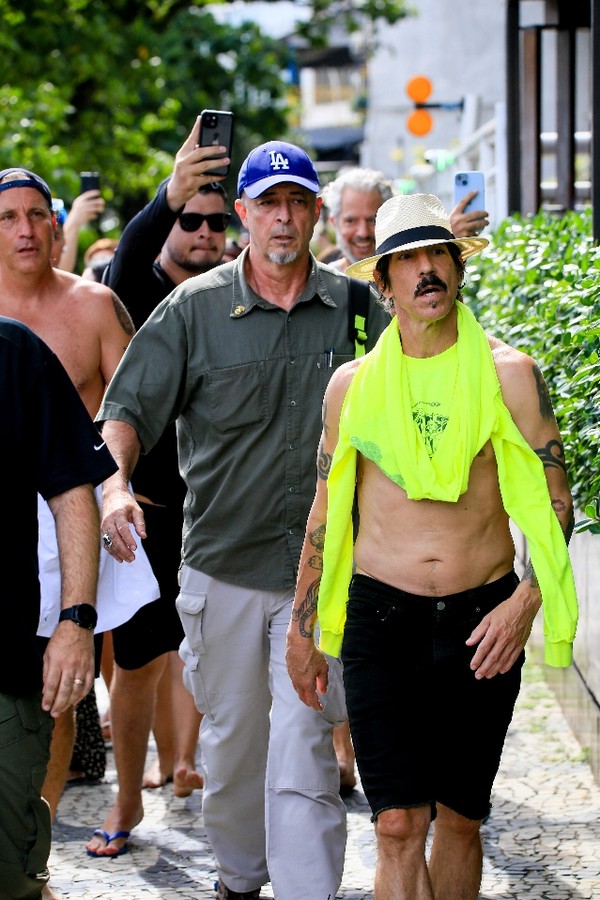 Anthony Kiedis Do Red Hot Chili Peppers é Seguido Por Fãs Em Passeio