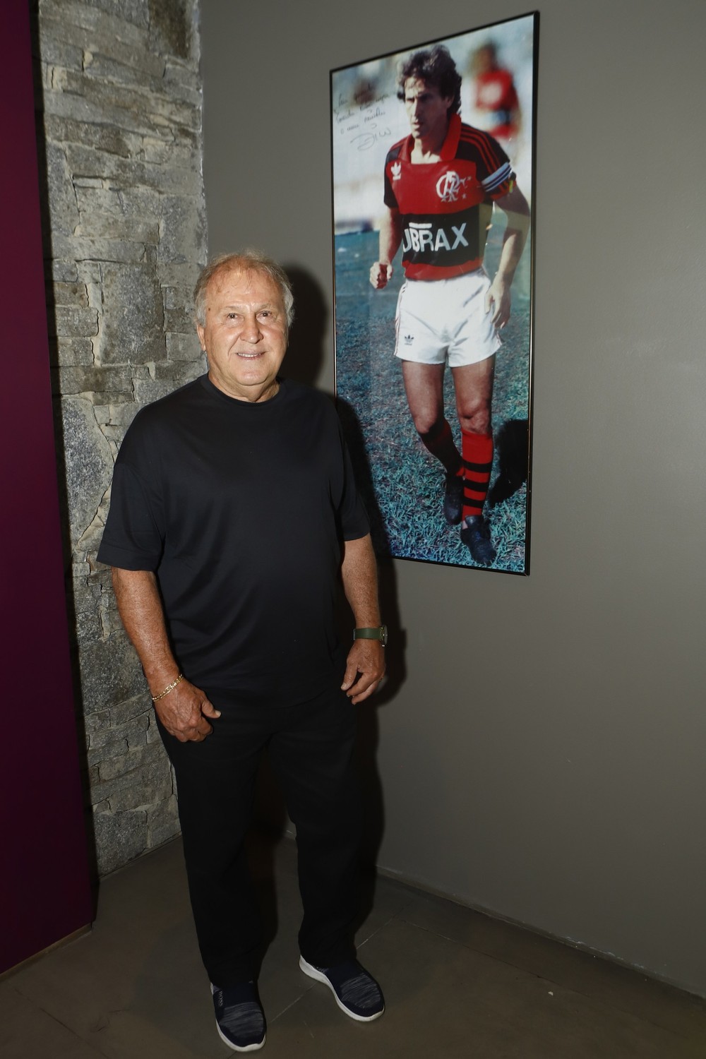 Zico recebe família e amigos em abertura de bar temático no Rio