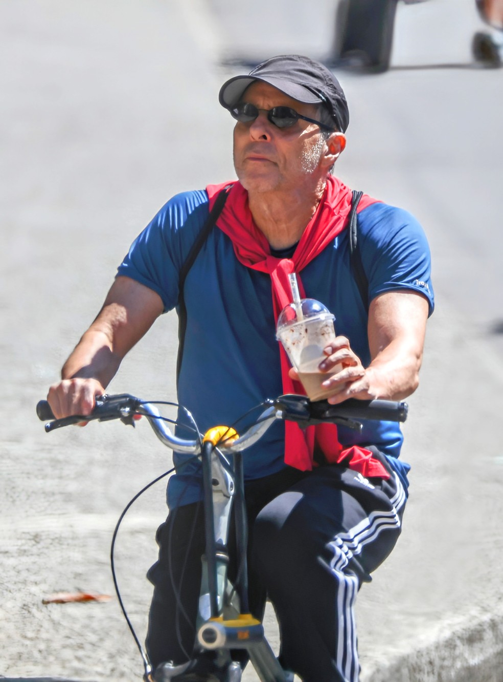 Tratando câncer, Tony Bellotto faz passeio de bike e toma milk shake no Rio