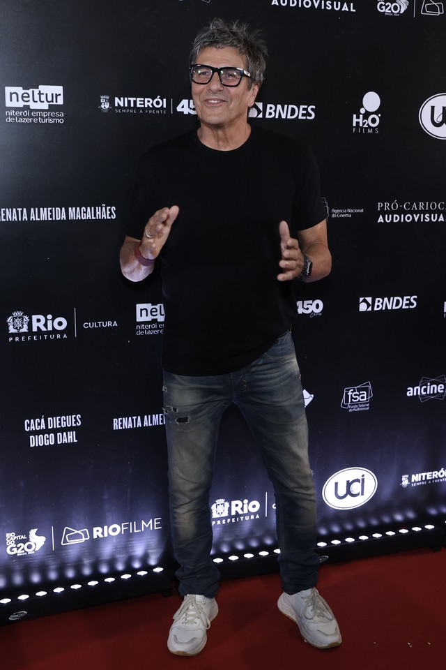 Johnny Massaro e Bárbara Paz trocam selinhos em première no Rio