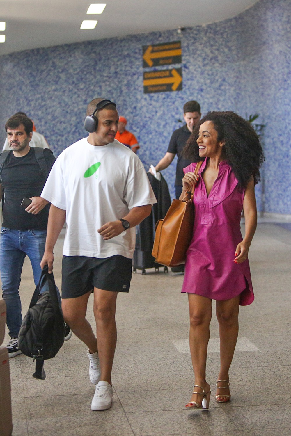 Thiago Oliveira e Valéria Almeida desembarcam juntos em aeroporto do Rio