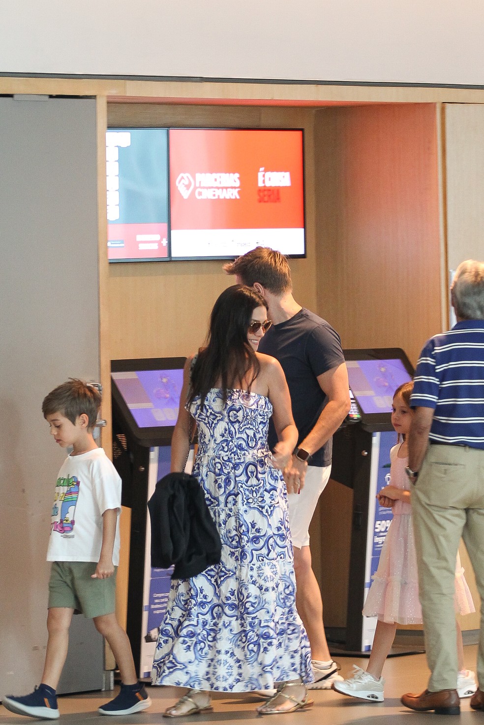 Michel Teló e Thais Fersoza são clicados em ida ao cinema com os filhos ...