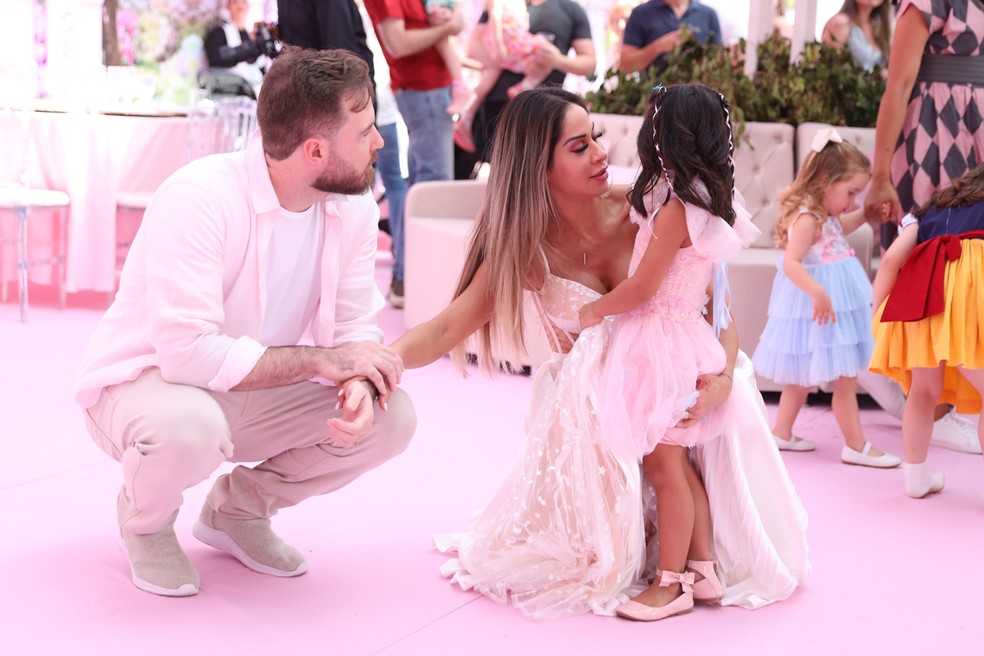 Arthur Aguiar vai ao aniversário de 5 anos da filha com Maíra Cardi