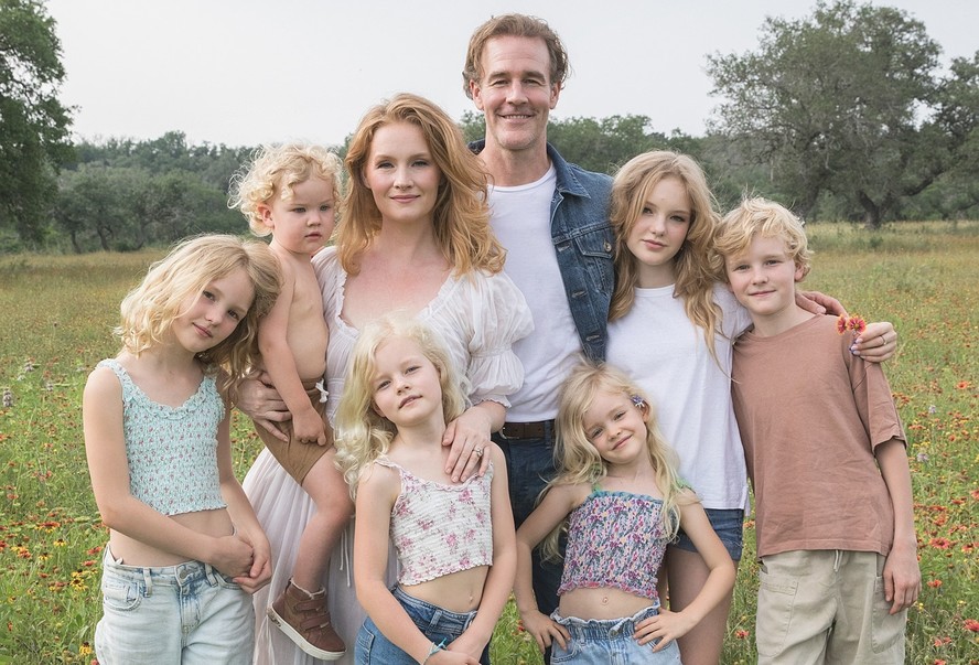 James Van Der Beek com a esposa e os seis filhos