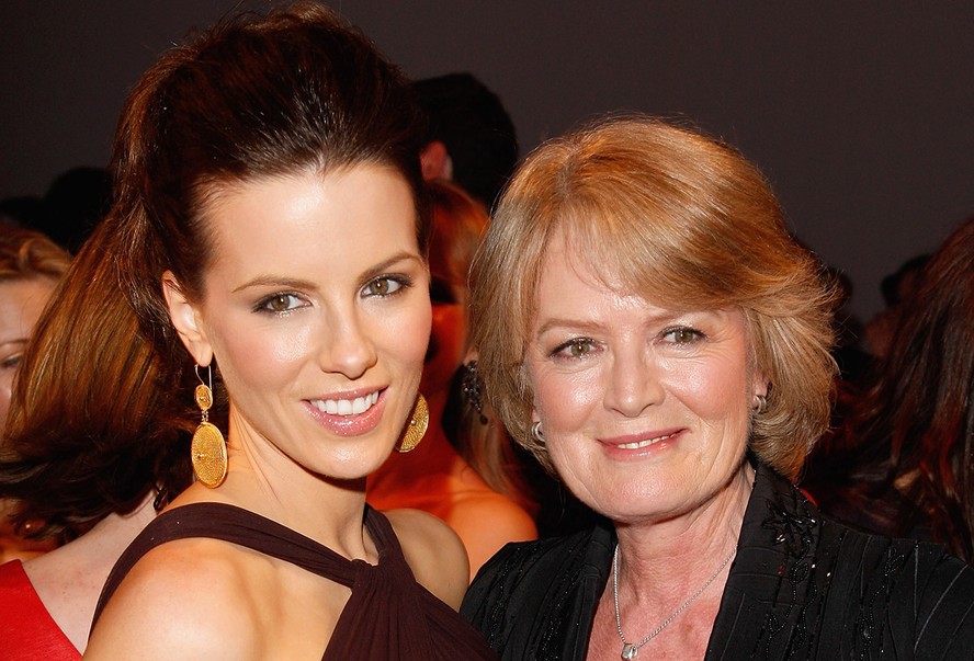 Kate Beckinsale anuncia a morte da mãe, a atriz Judy Loe: 'Morreu nos ...