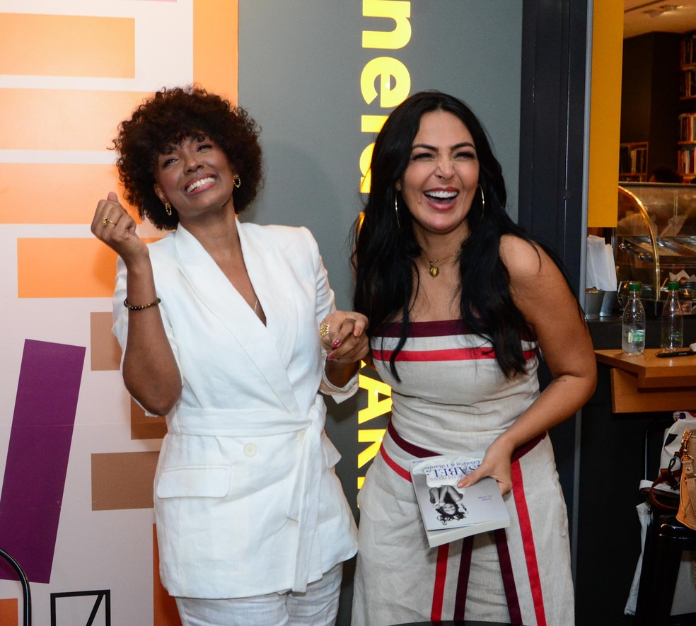 Isabel Fillardis beija o namorado em lançamento de livro no Rio de Janeiro