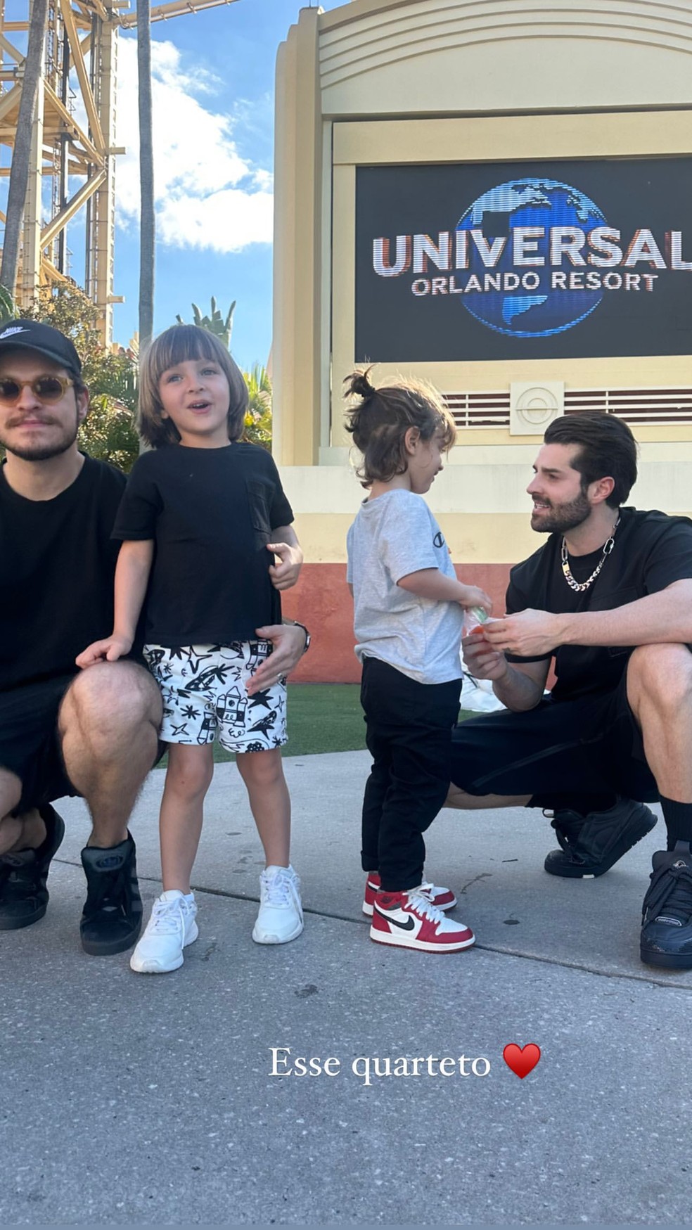 DJs e gêmeos, Alok e Bhaskar curtem parque em Orlando com irmã ...