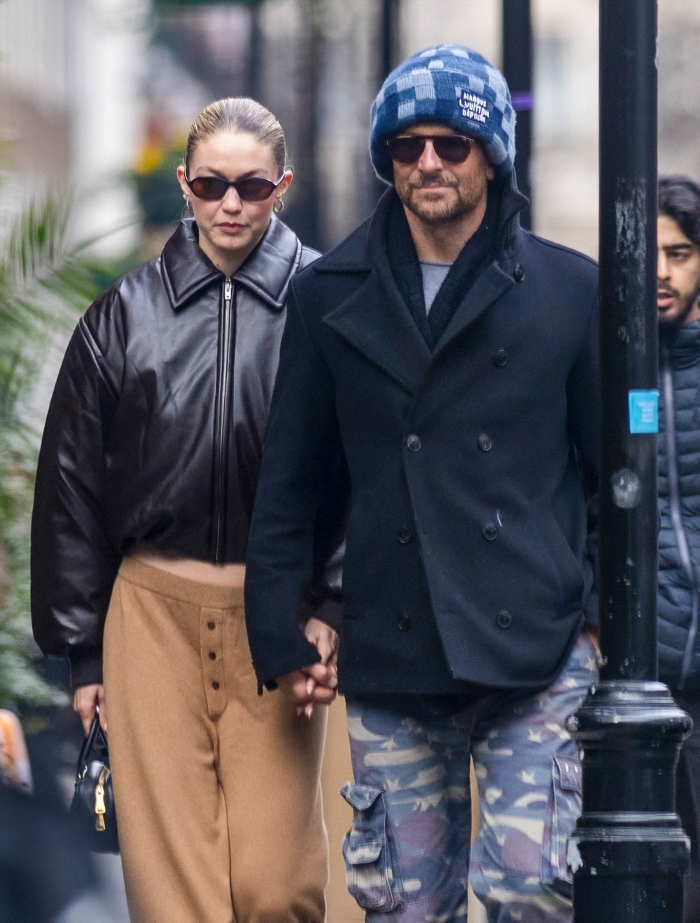 Gigi Hadid e Bradley Cooper são vistos de mãos dadas pela primeira vez