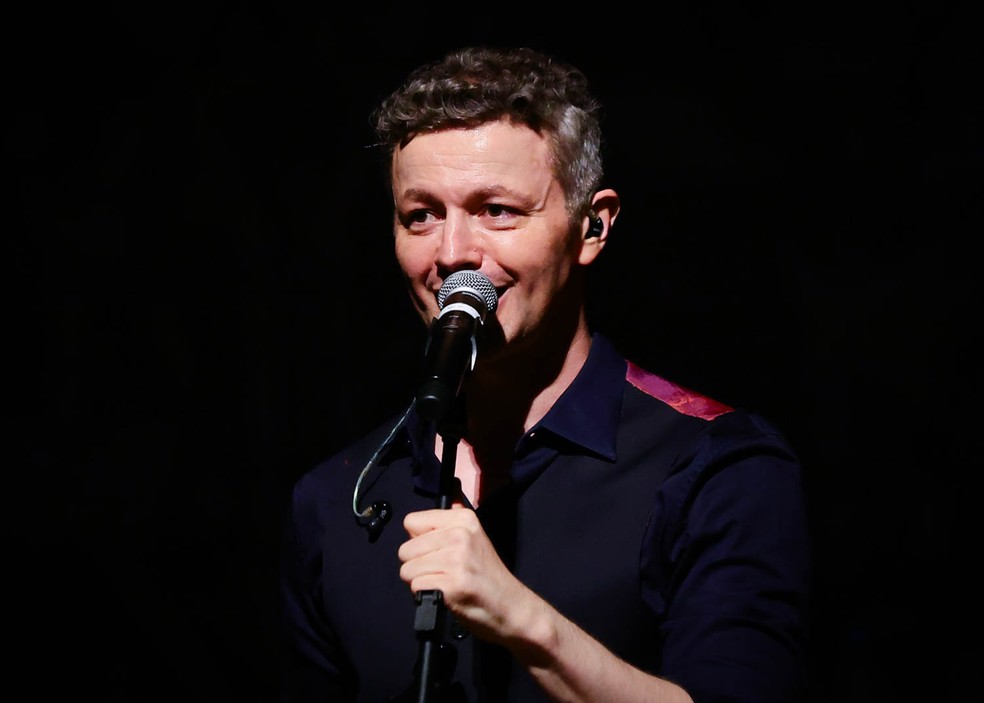 Sem aliança, Lucas Lima se apresenta em show antes de embarcar para ...