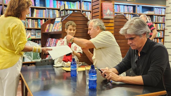 Em aparição rara, Zico faz alegria de fãs e posa para fotos