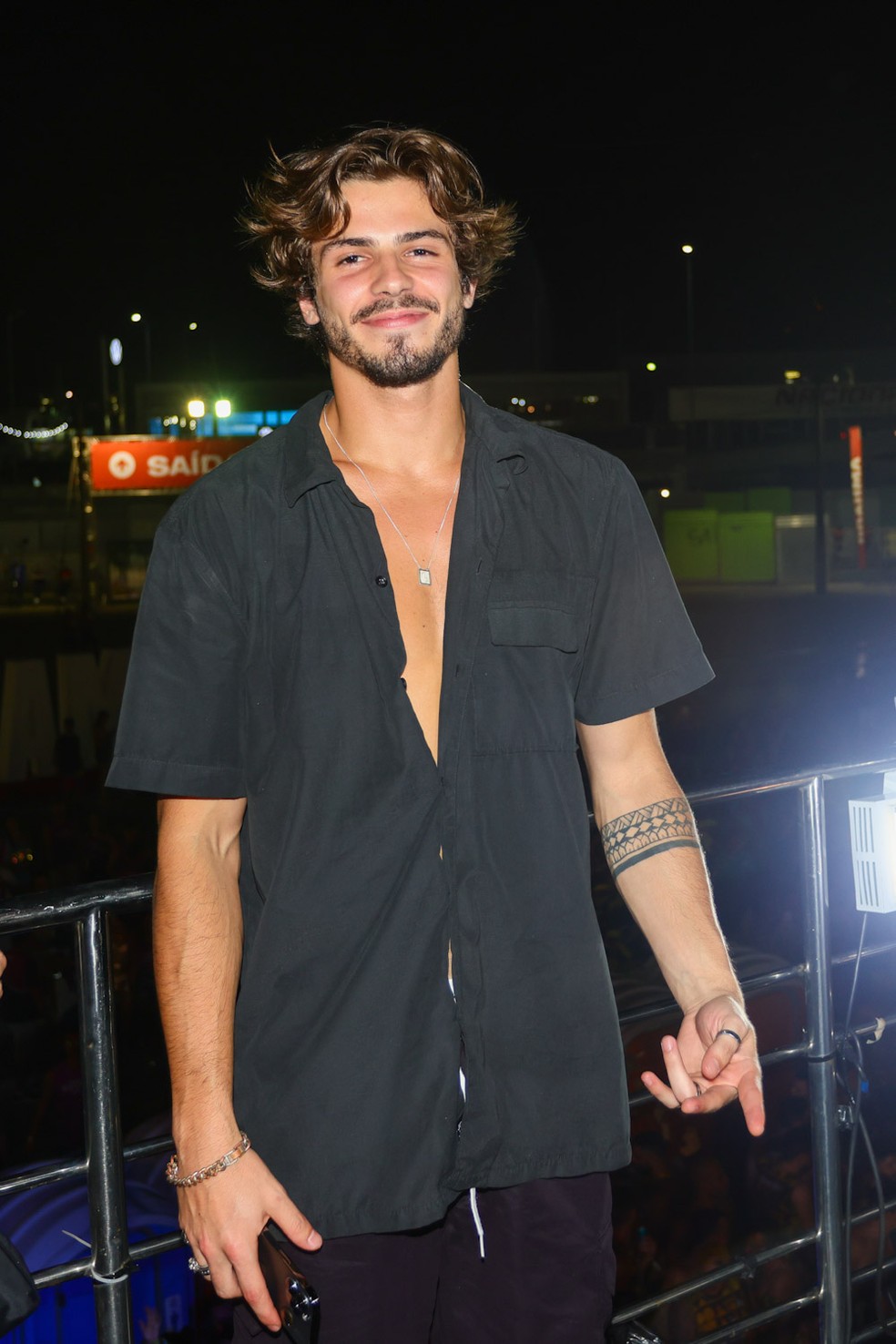 No Carnatal, suposto affair de Anitta assiste ao show da cantora no trio